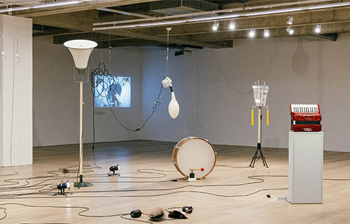 Prorrogação da exposição 'Parade – um pingo pingando, uma conta, um ...