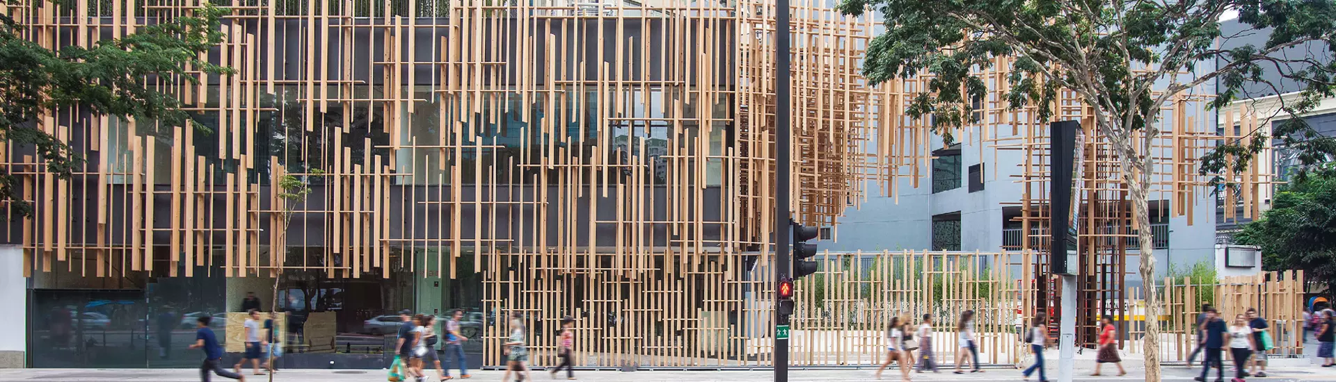 Sobre a fachada da JHSP