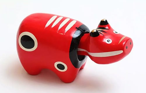 Akabeko: a vaca de brinquedo que simboliza boa sorte e saúde